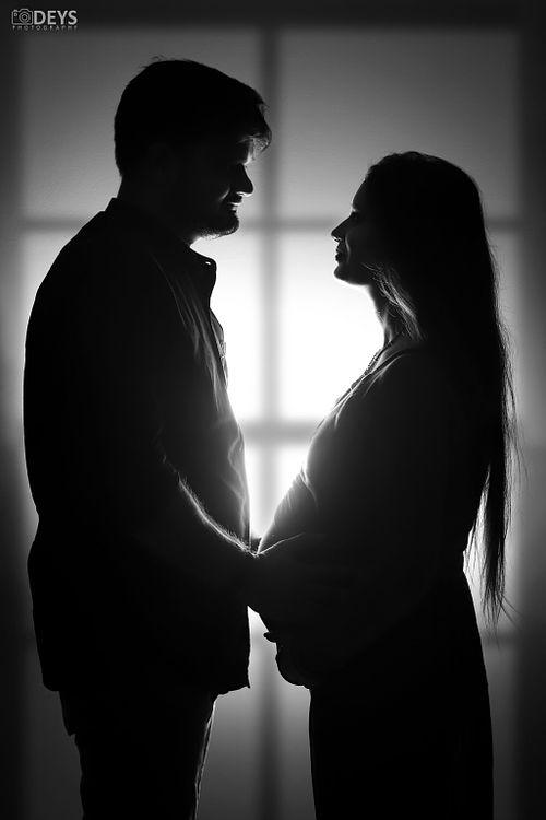 Maternity Shoot Pictures in Studio | Deys Photography